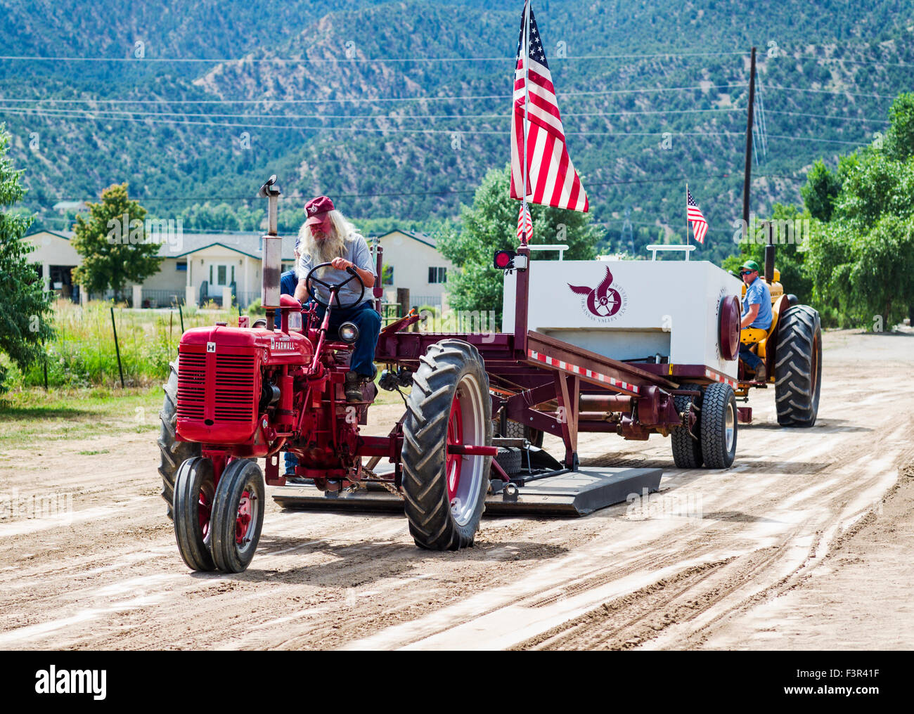 Vintage tractor pull hi-res stock photography and images - Alamy