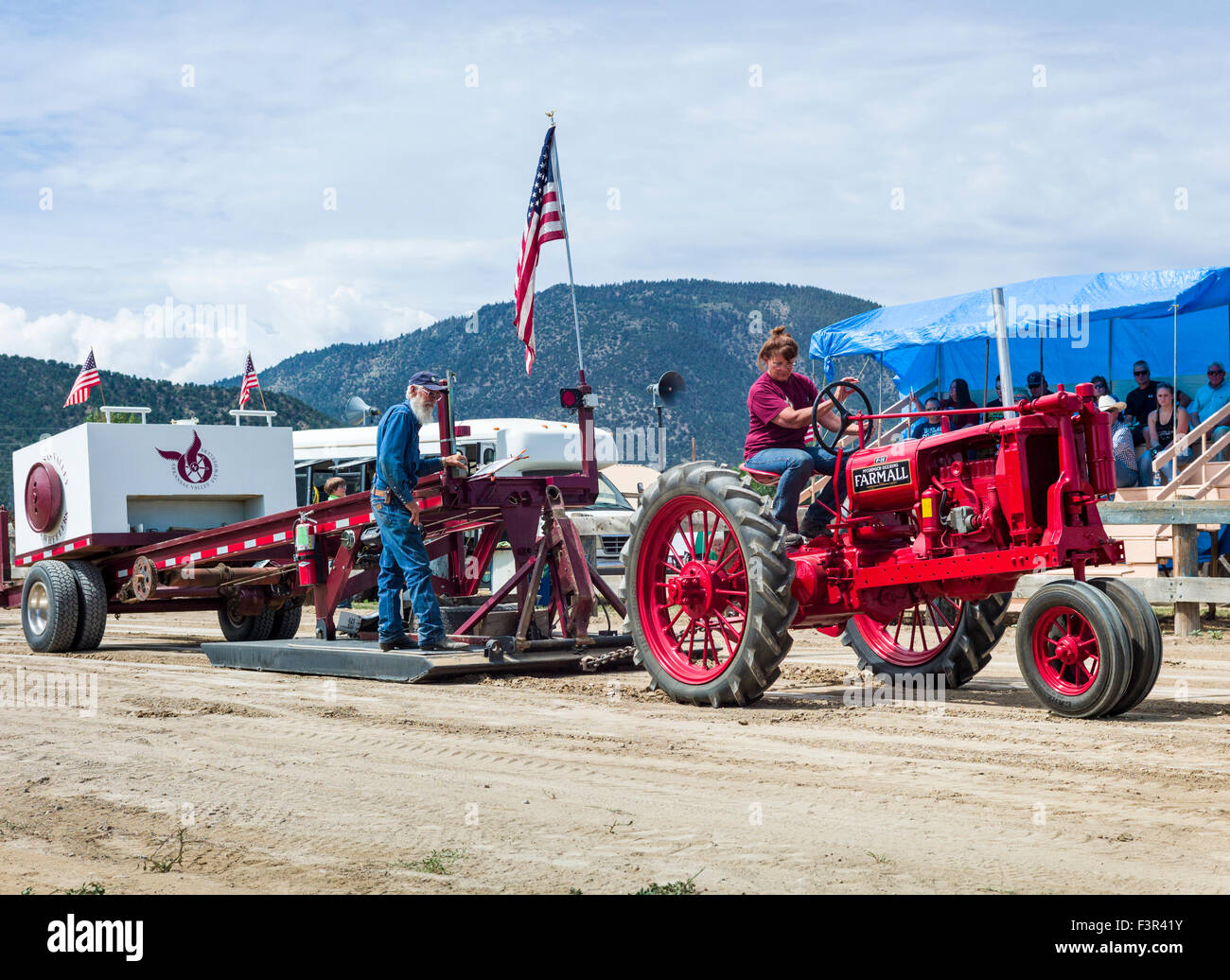 Tractor pull compete hi-res stock photography and images - Alamy