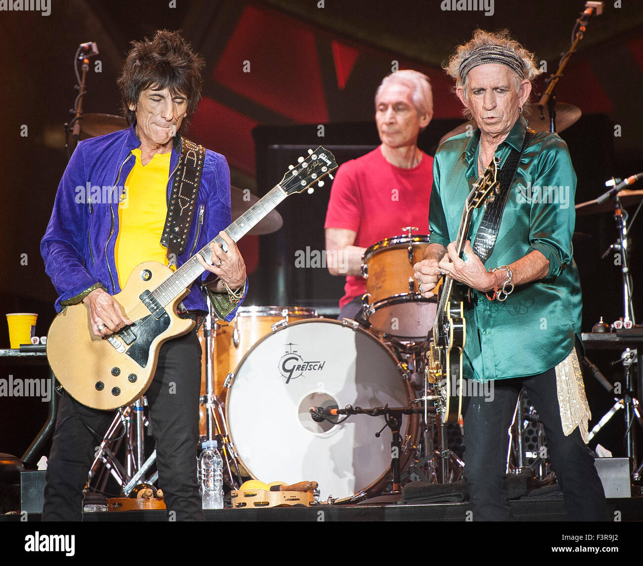 Guitarist with the rolling stones hi-res stock photography and images ...