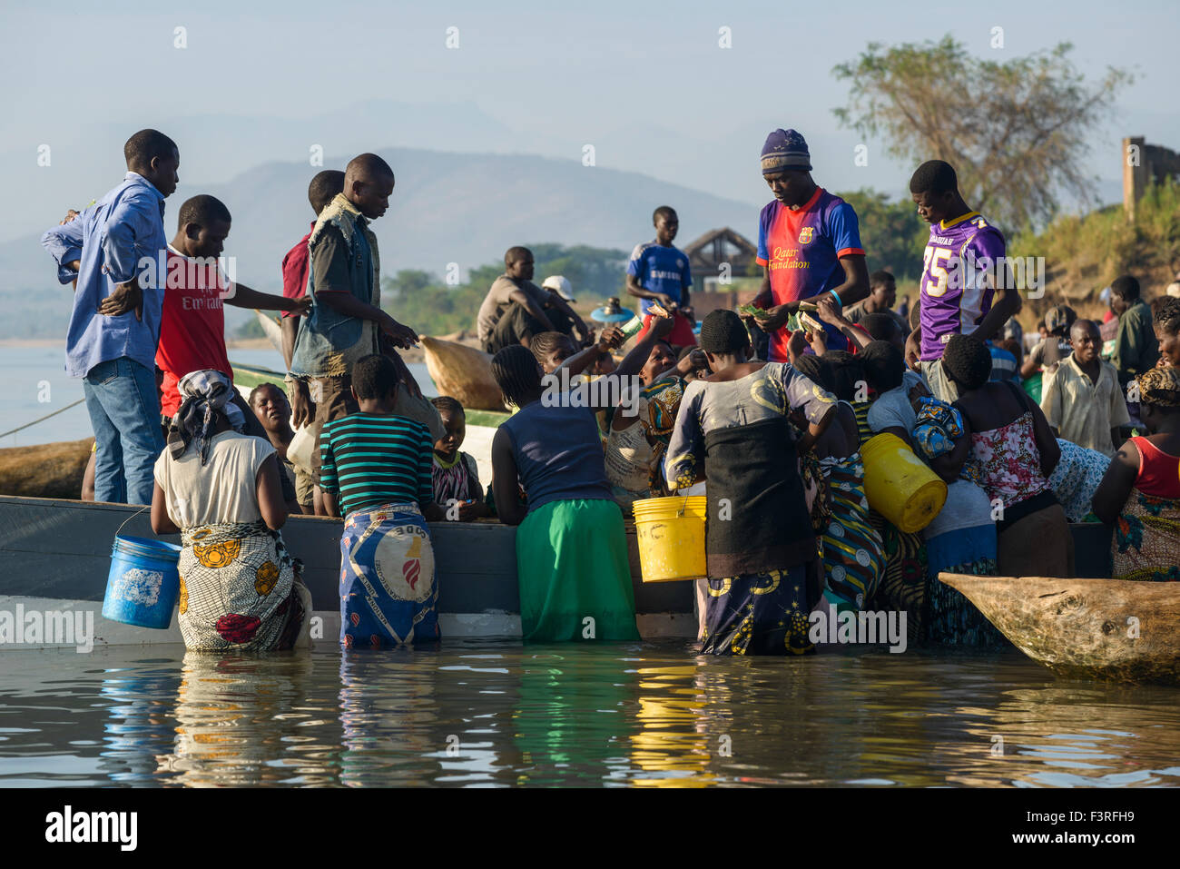 Open air fish market lake malawi hi-res stock photography and images ...