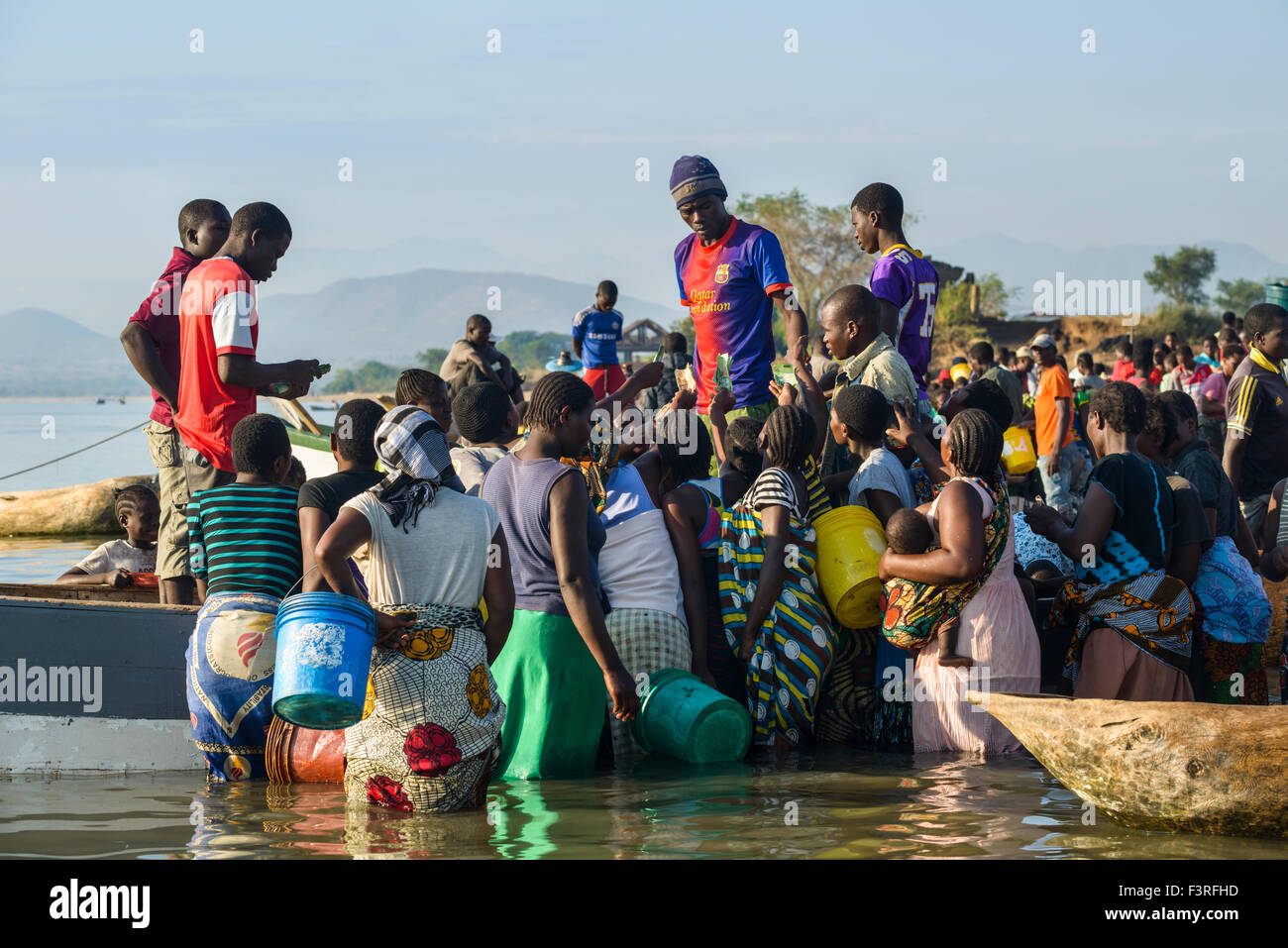 Open air fish market lake malawi hi-res stock photography and images ...