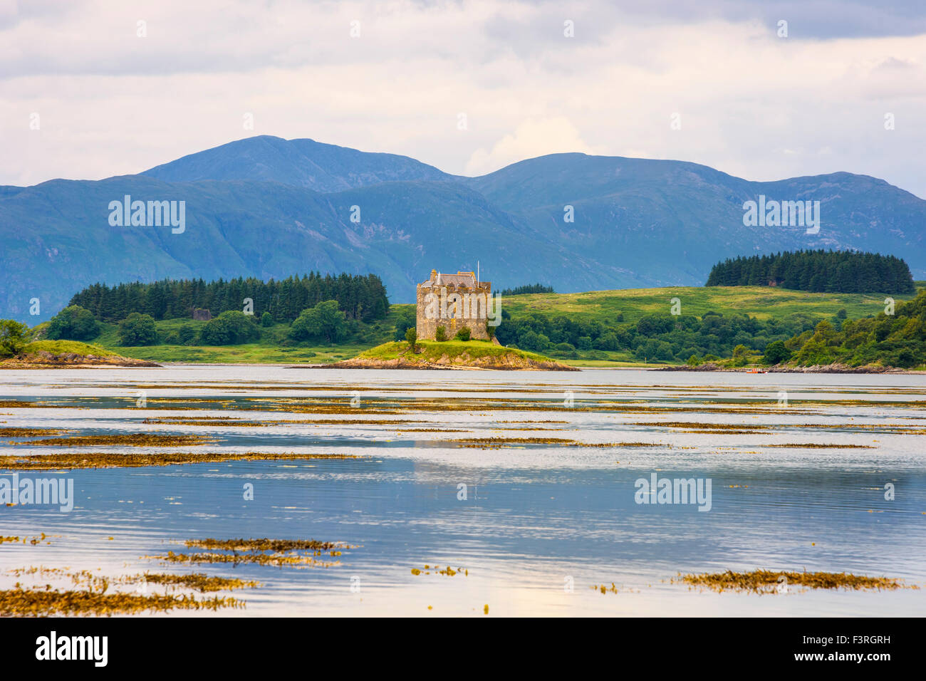 Castle stalker hi-res stock photography and images - Alamy