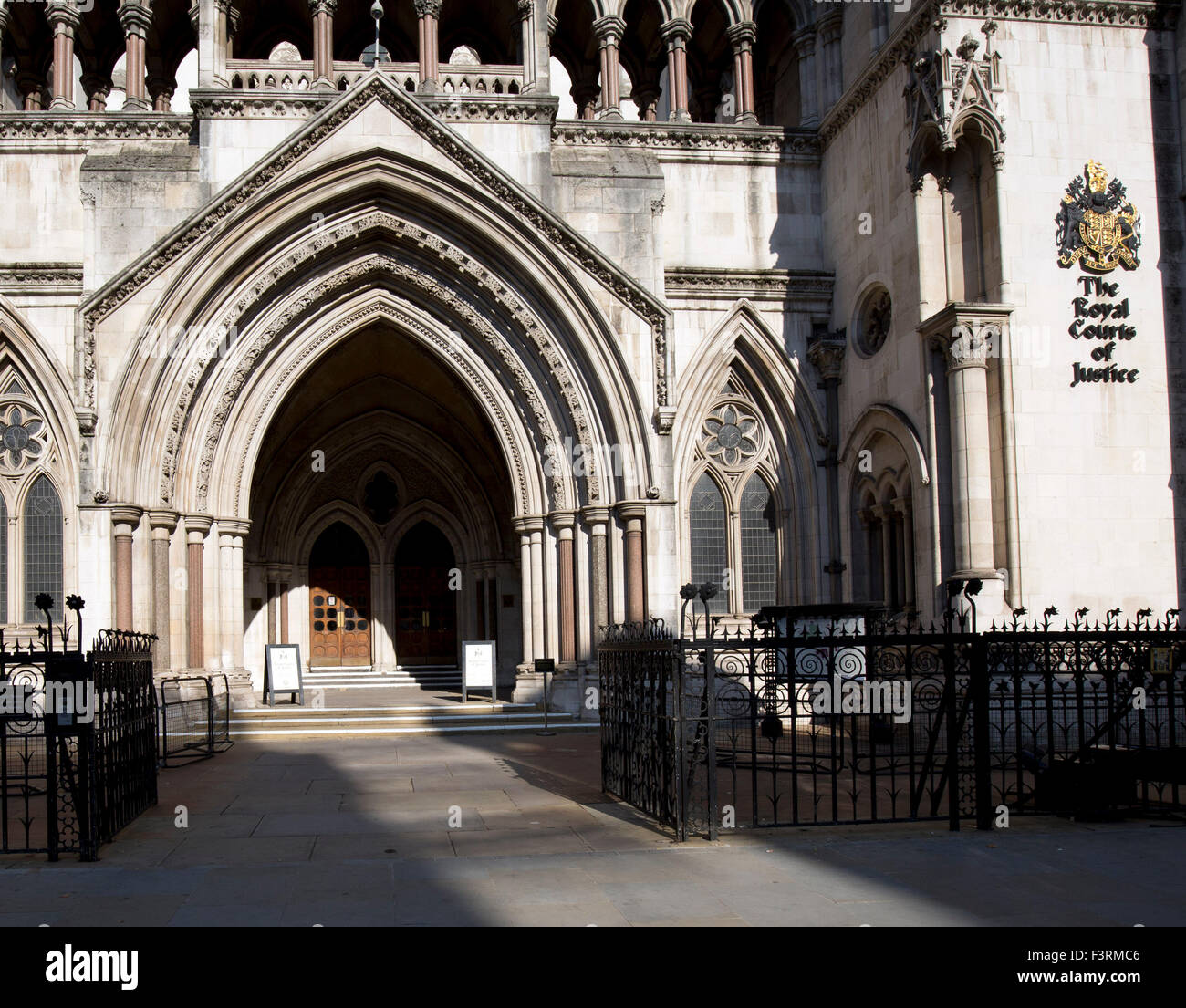 Royal courts of justice general view hi-res stock photography and ...