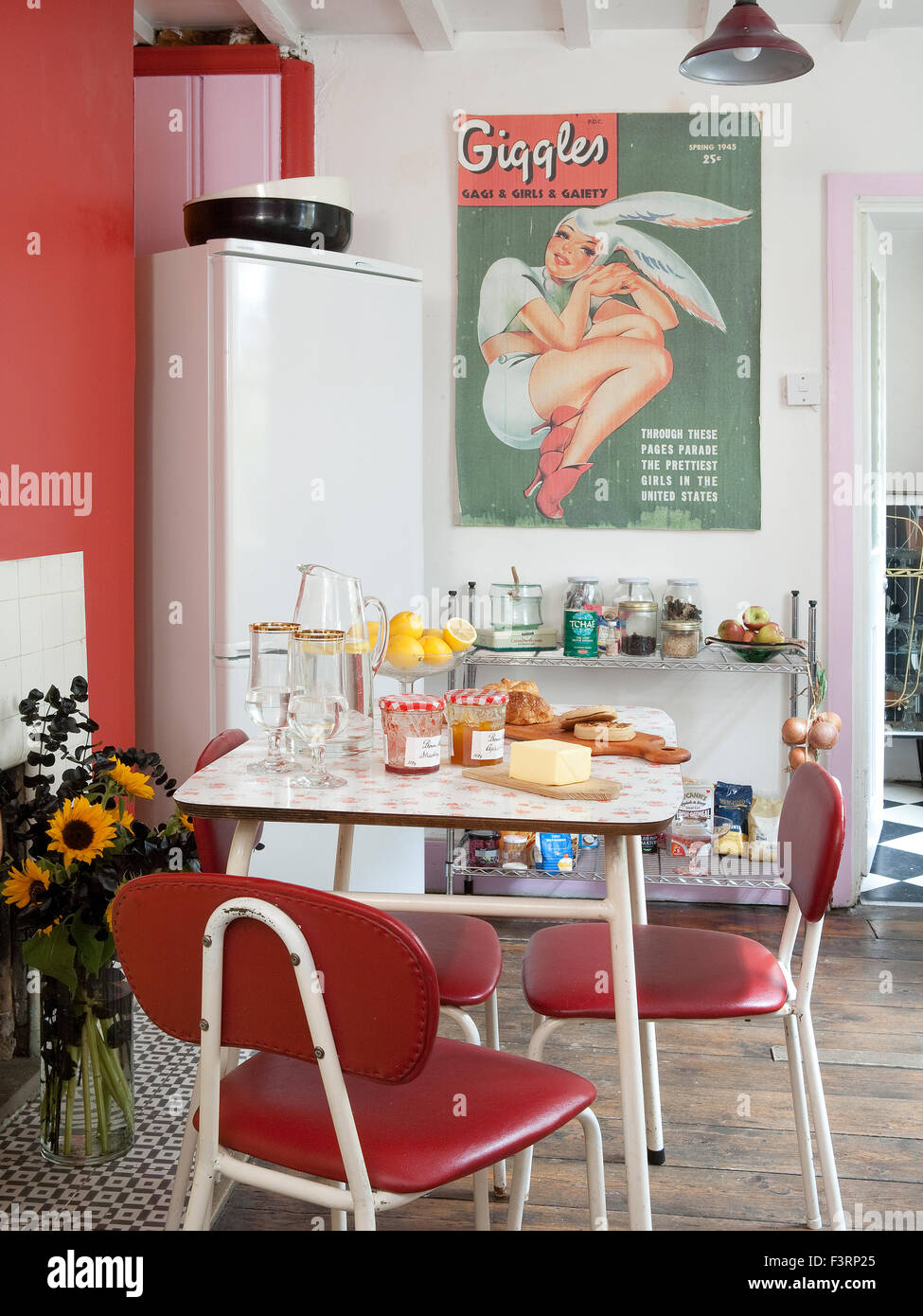 Retro diner table hi-res stock photography and images - Alamy