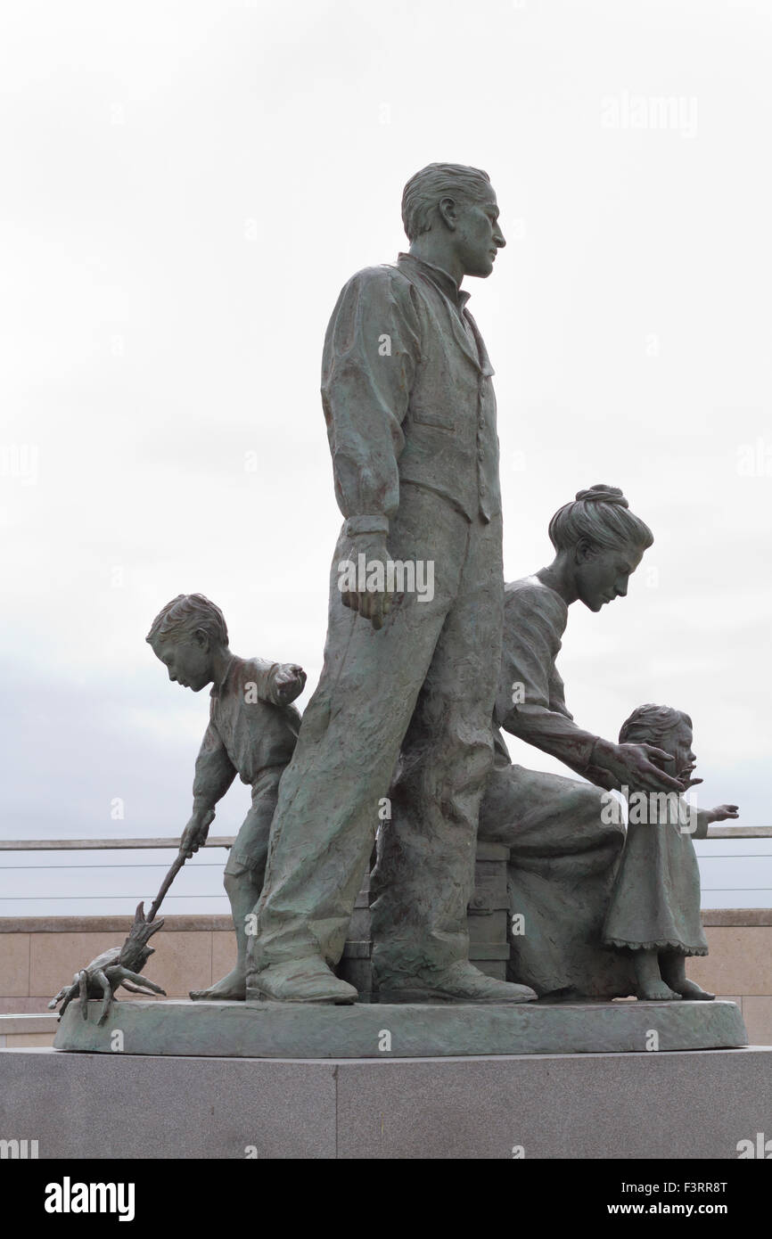 Hull Marina - Immigrants statue by Neil Hadlock Stock Photo - Alamy
