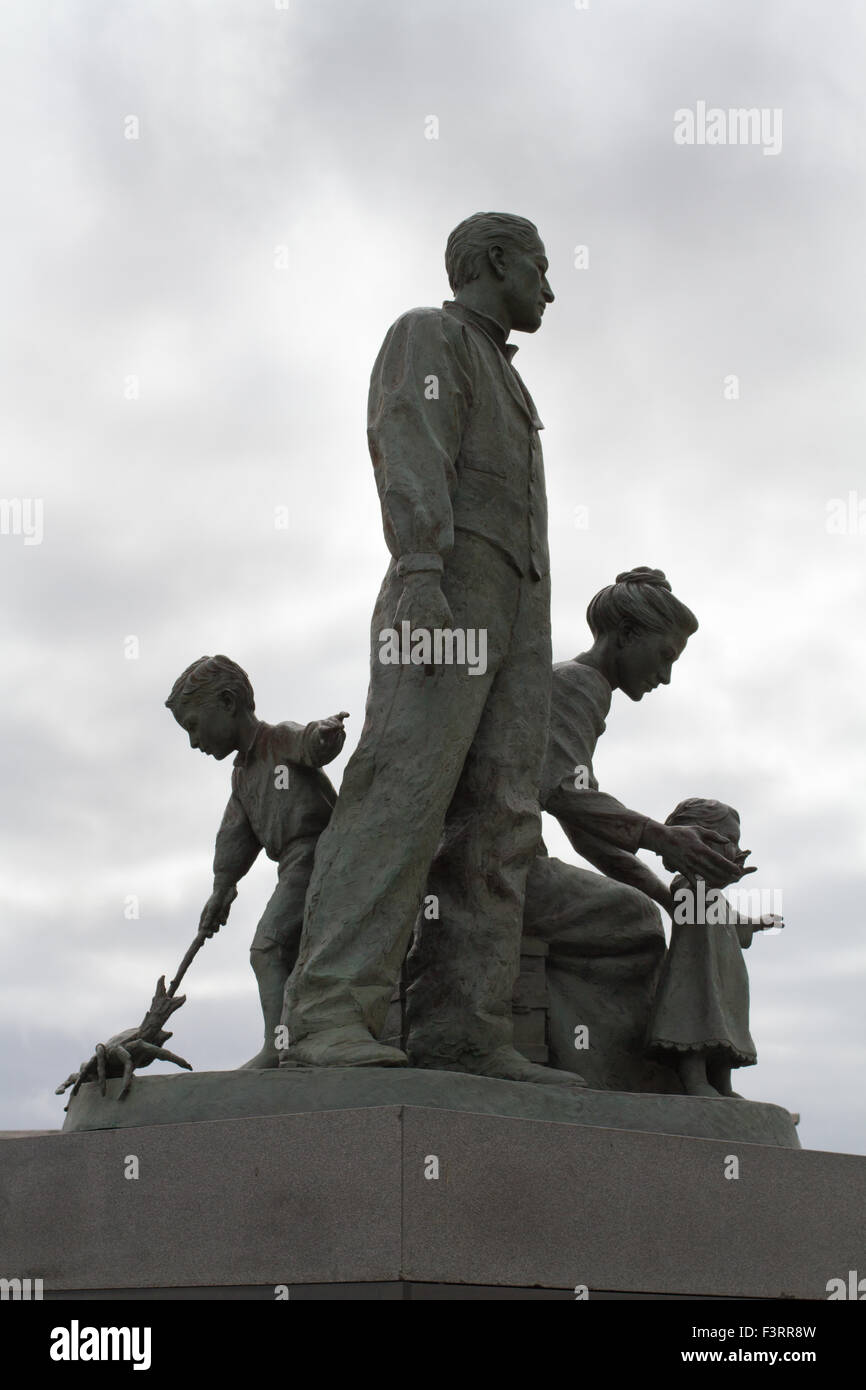 Hull Marina - Immigrants statue by Neil Hadlock Stock Photo - Alamy