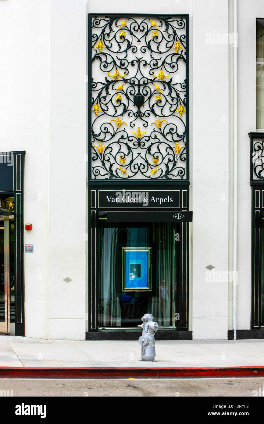 Display window of jewelry at Van Clef and Arpels on Rodeo Drive in ...