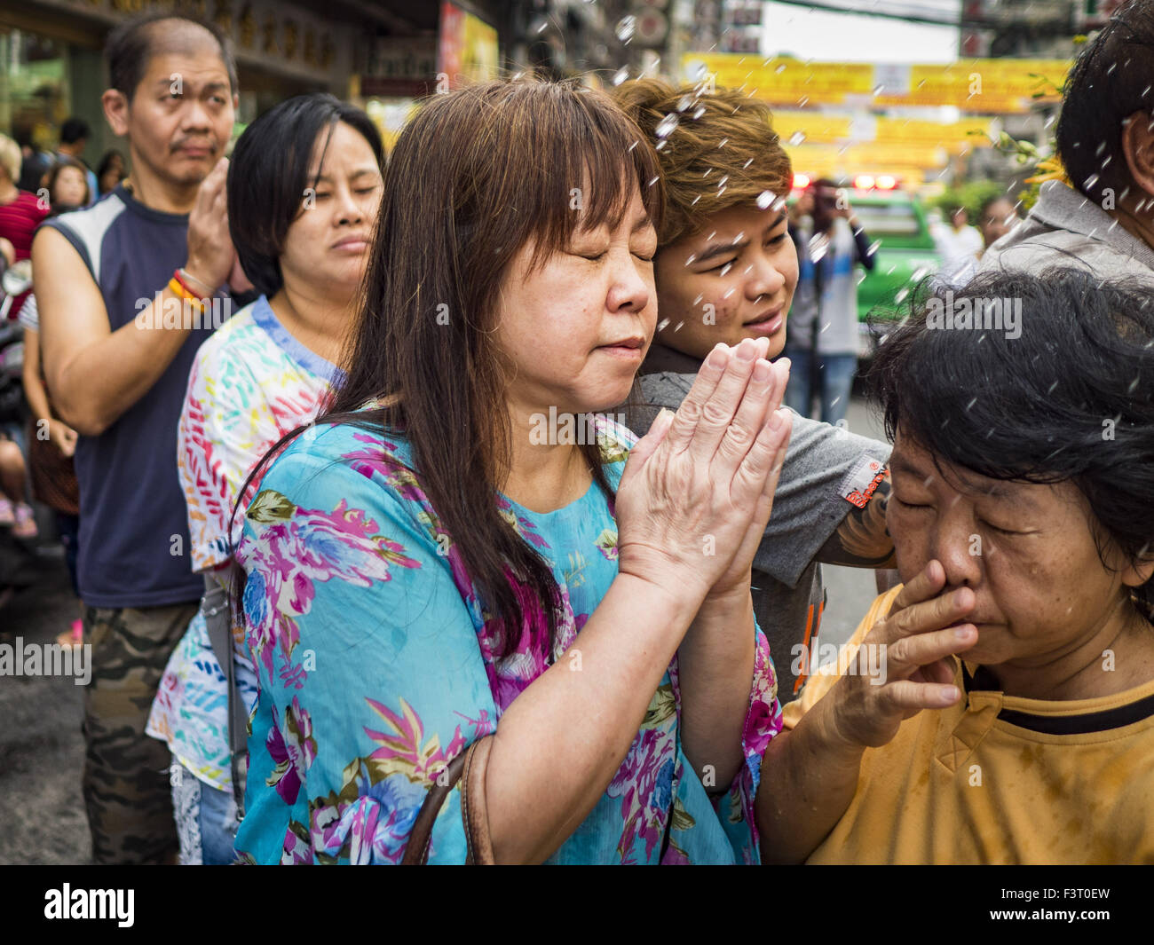 Bangkok, Bangkok, Thailand. 12th Oct, 2015. People pray as Buddhist ...