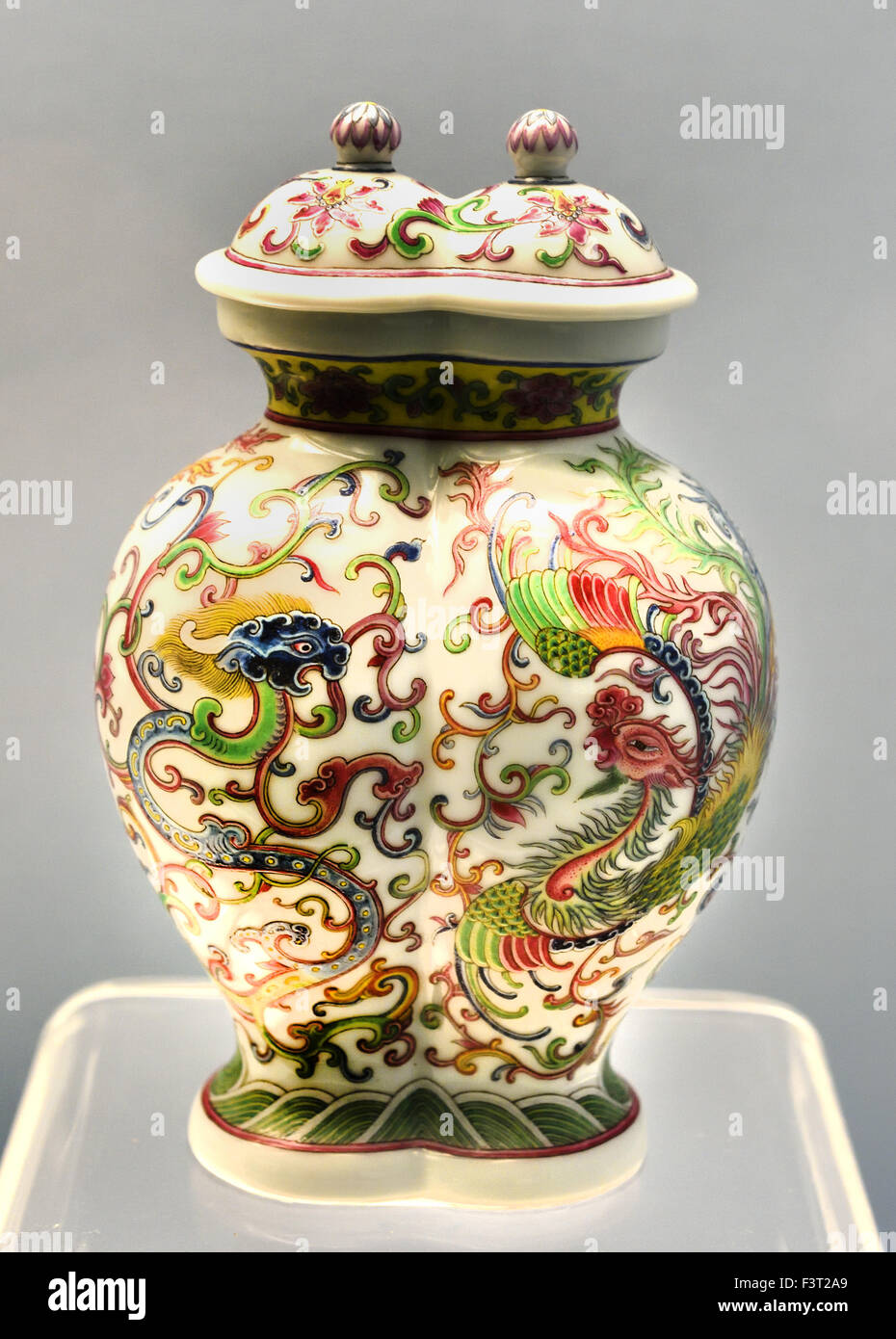 Twin Bodied vase with enameled design of Dragon and Phoenix Jingdezhen ...