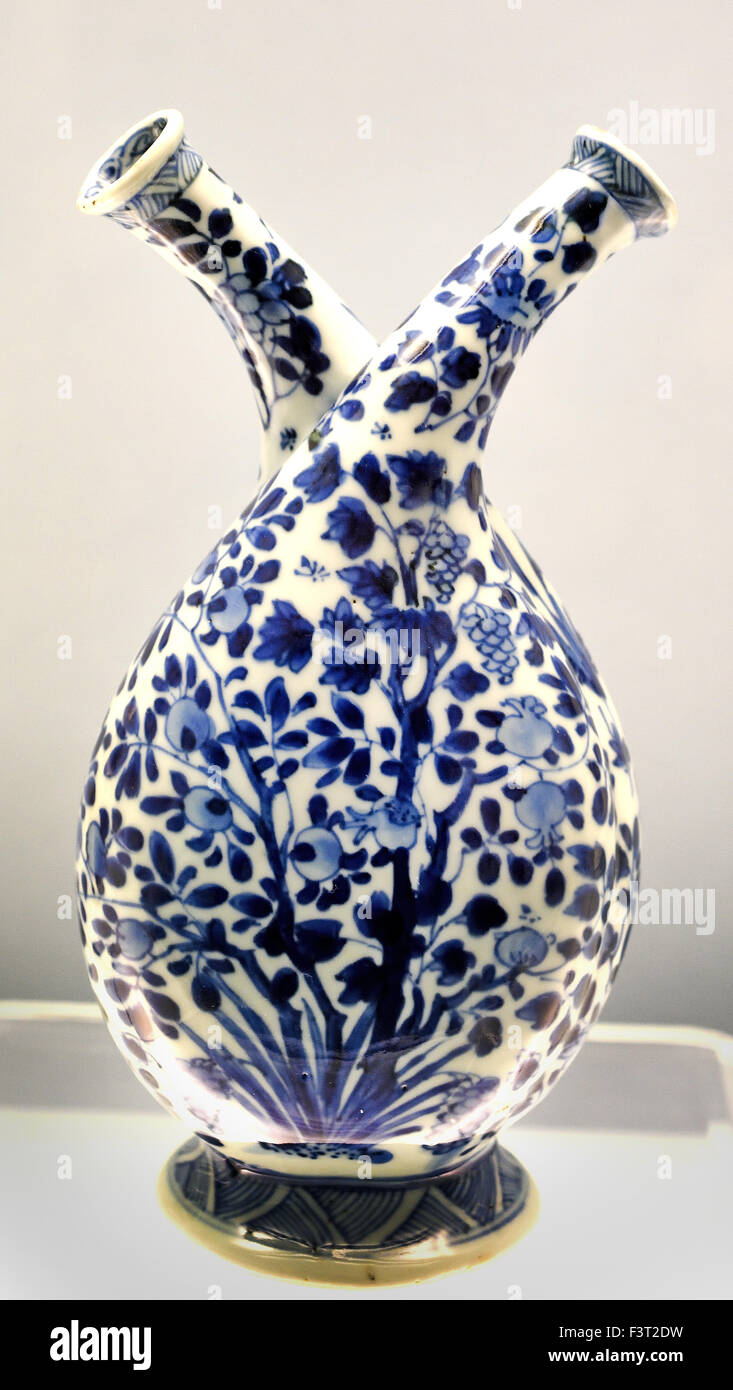 Kangxi blue and white porcelain hi-res stock photography and images - Alamy