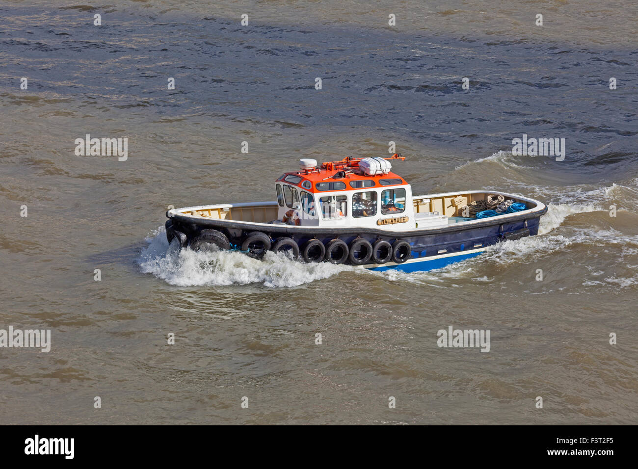 A Thames tug in the Pool of London Stock Photo - Alamy