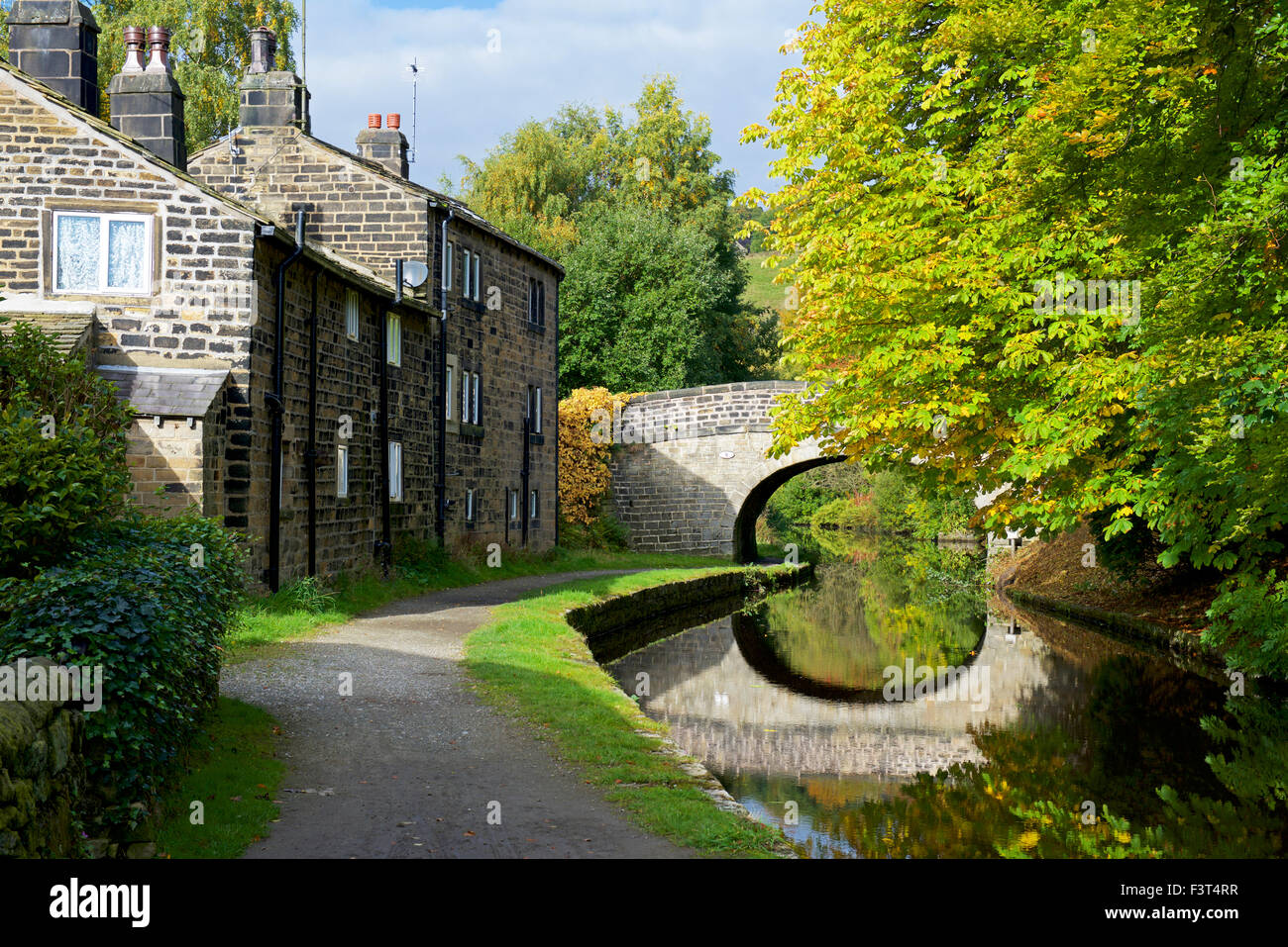 Bridge over the Rochdale Canal at Brearley, Calderdale, West Yorkshire ...