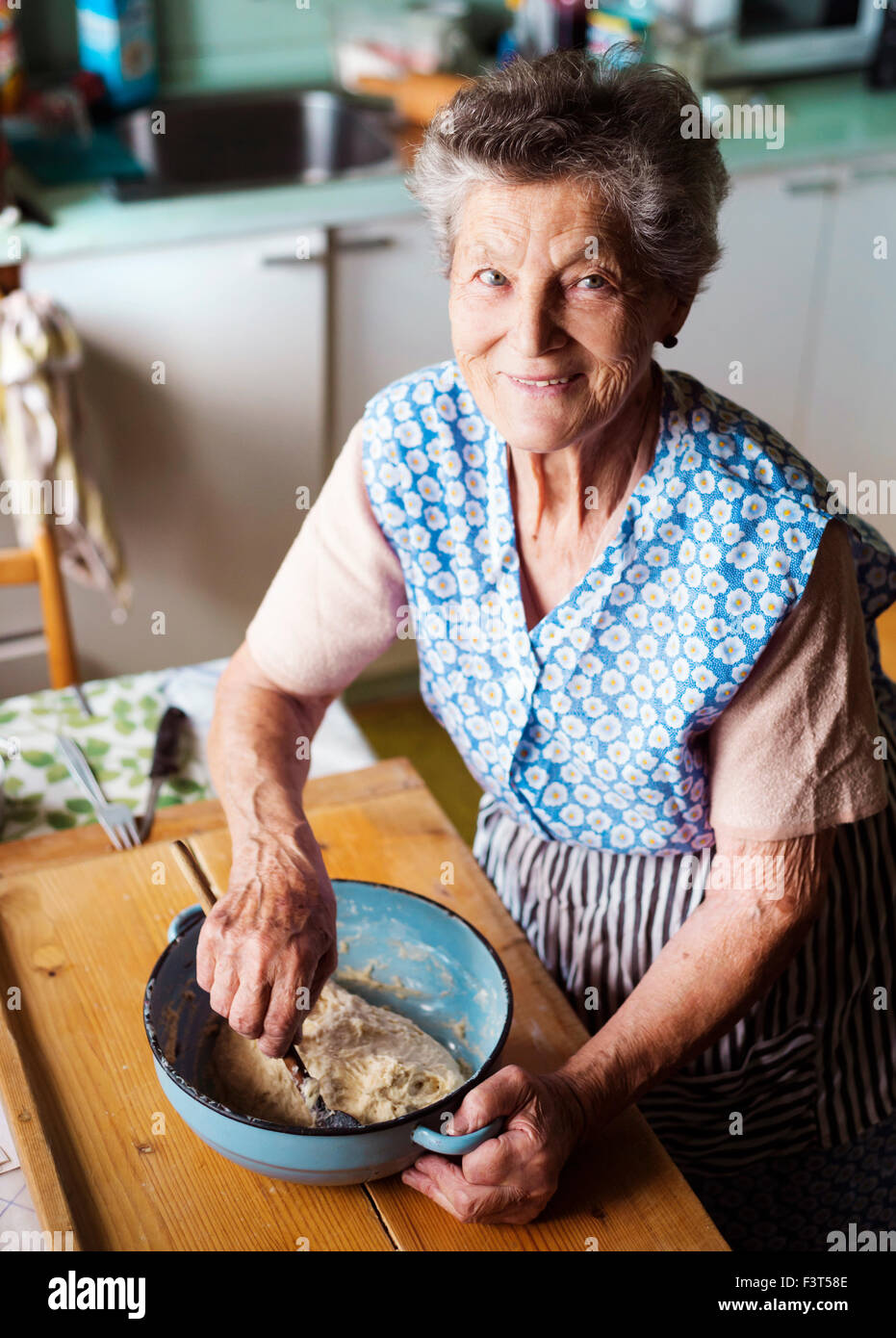 Senior woman baking Stock Photo - Alamy