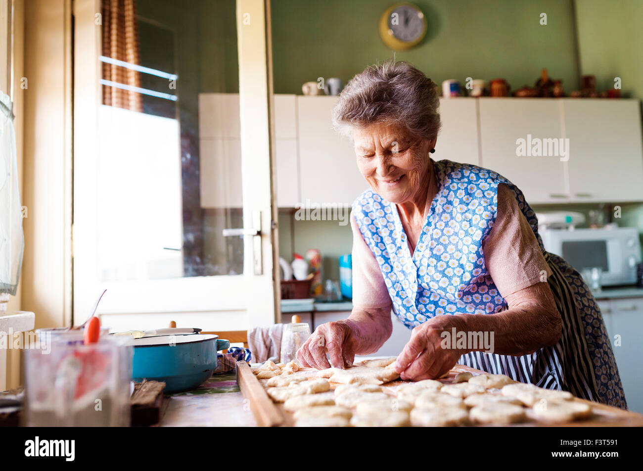 Senior woman baking Stock Photo - Alamy
