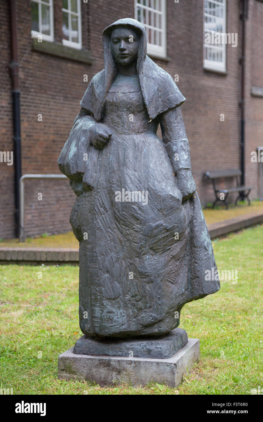 Statue of a Beguine in the courtyard of The Begijnhof, Amsterdam, the ...