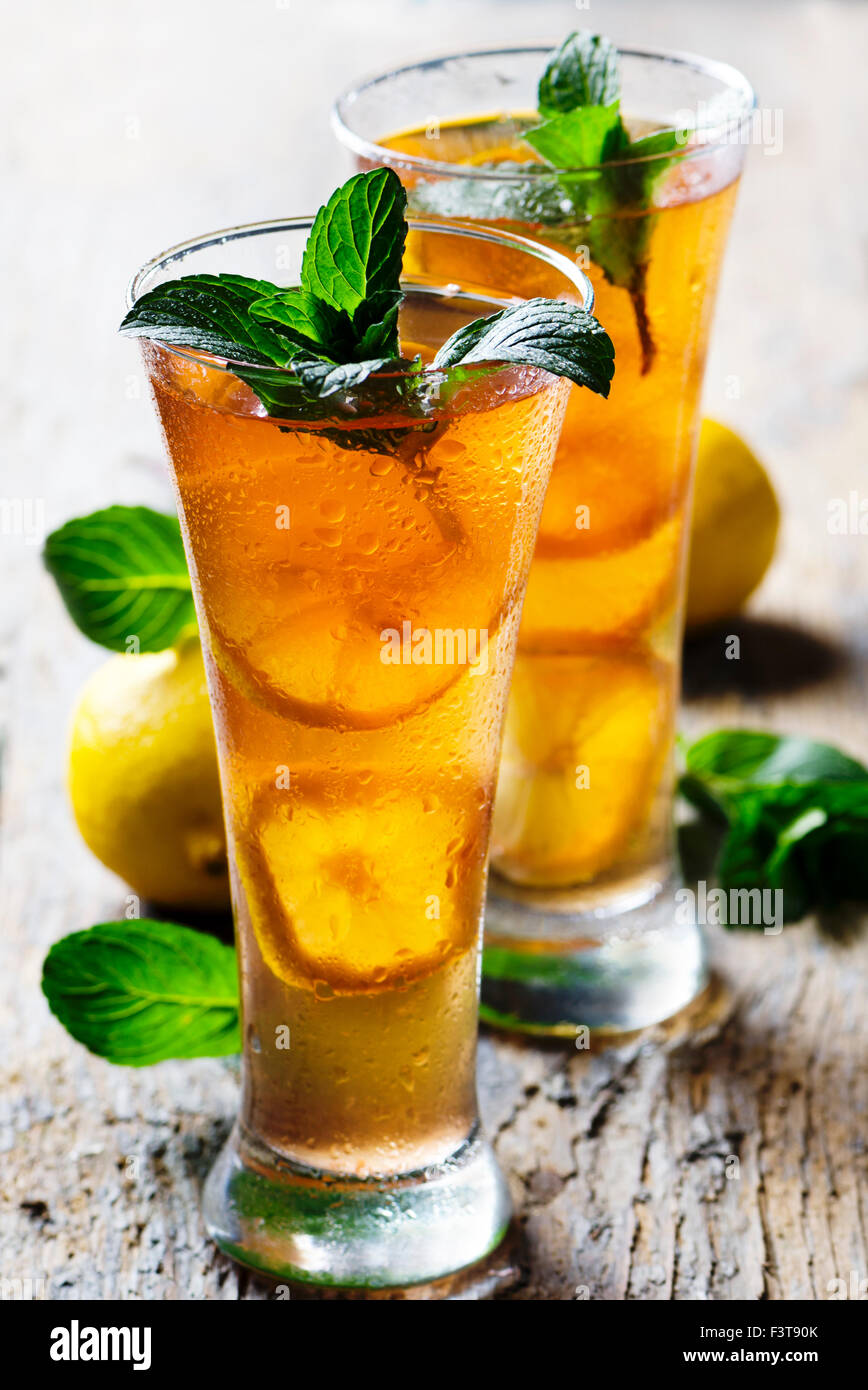 Refreshing ice tea with lemon and mint Stock Photo - Alamy