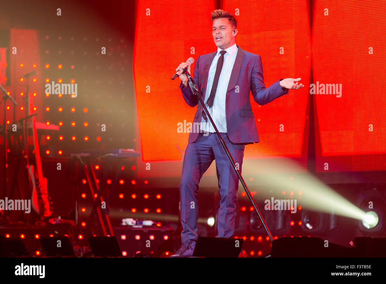 Rosemont, Illinois, USA. 11th Oct, 2015. Singer RICKY MARTIN performs ...