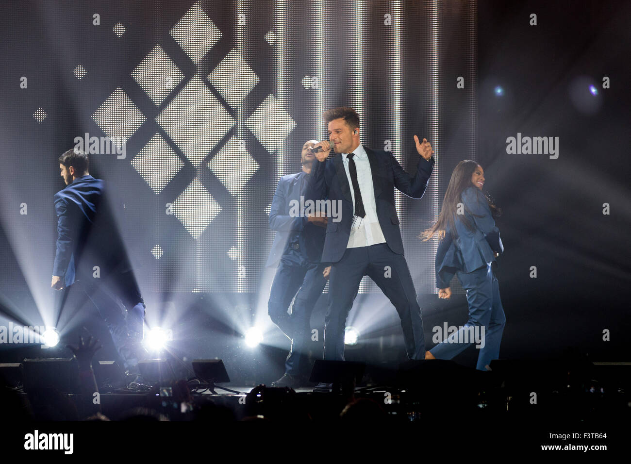 Rosemont, Illinois, USA. 11th Oct, 2015. Singer RICKY MARTIN performs ...