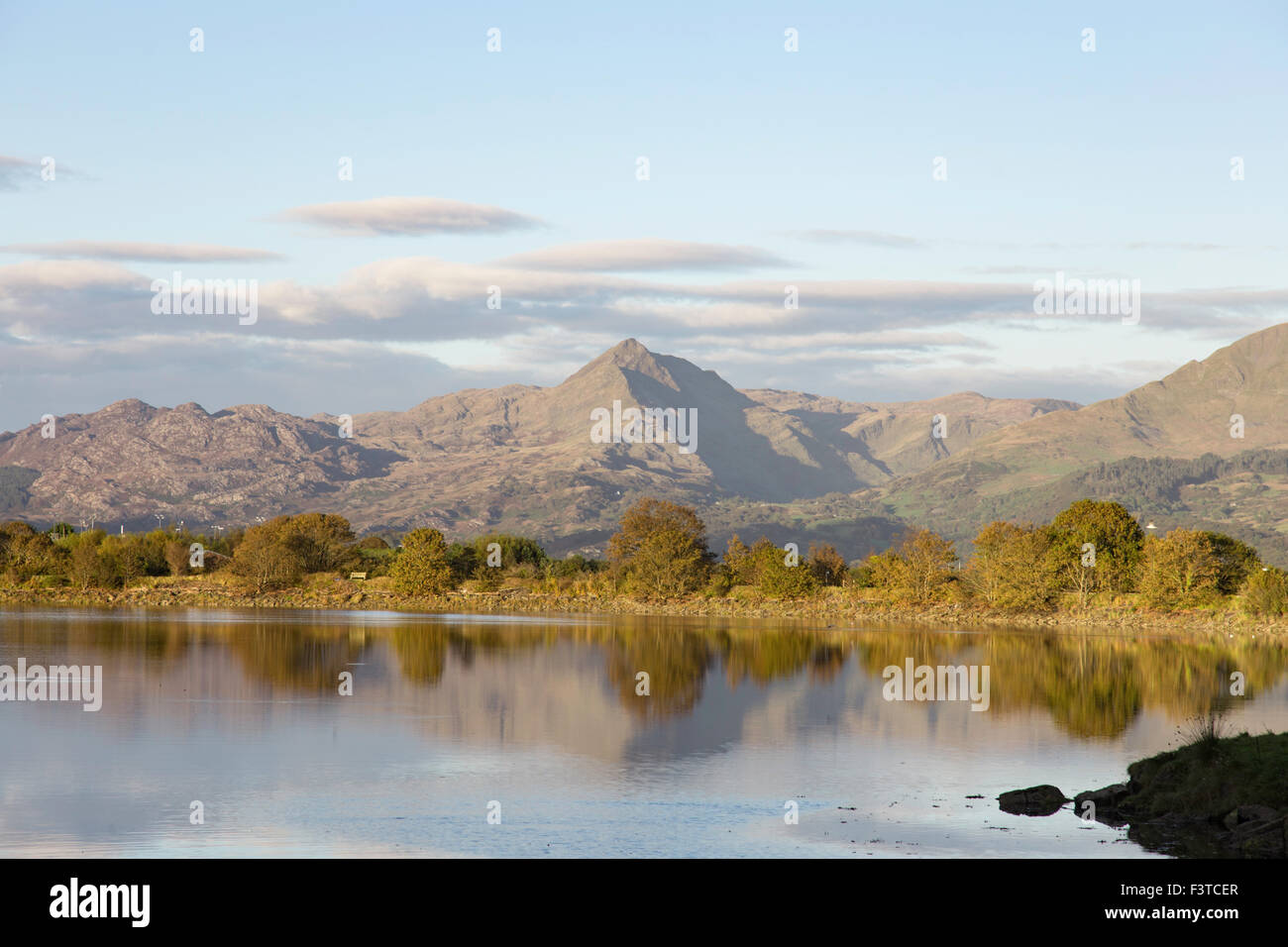 Cnicht mountain from Portmadog on a summers evening, Snowdonia National ...