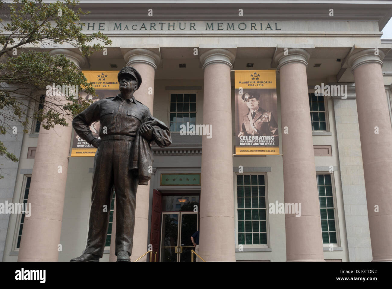 General douglas macarthur statue hi-res stock photography and images - Alamy