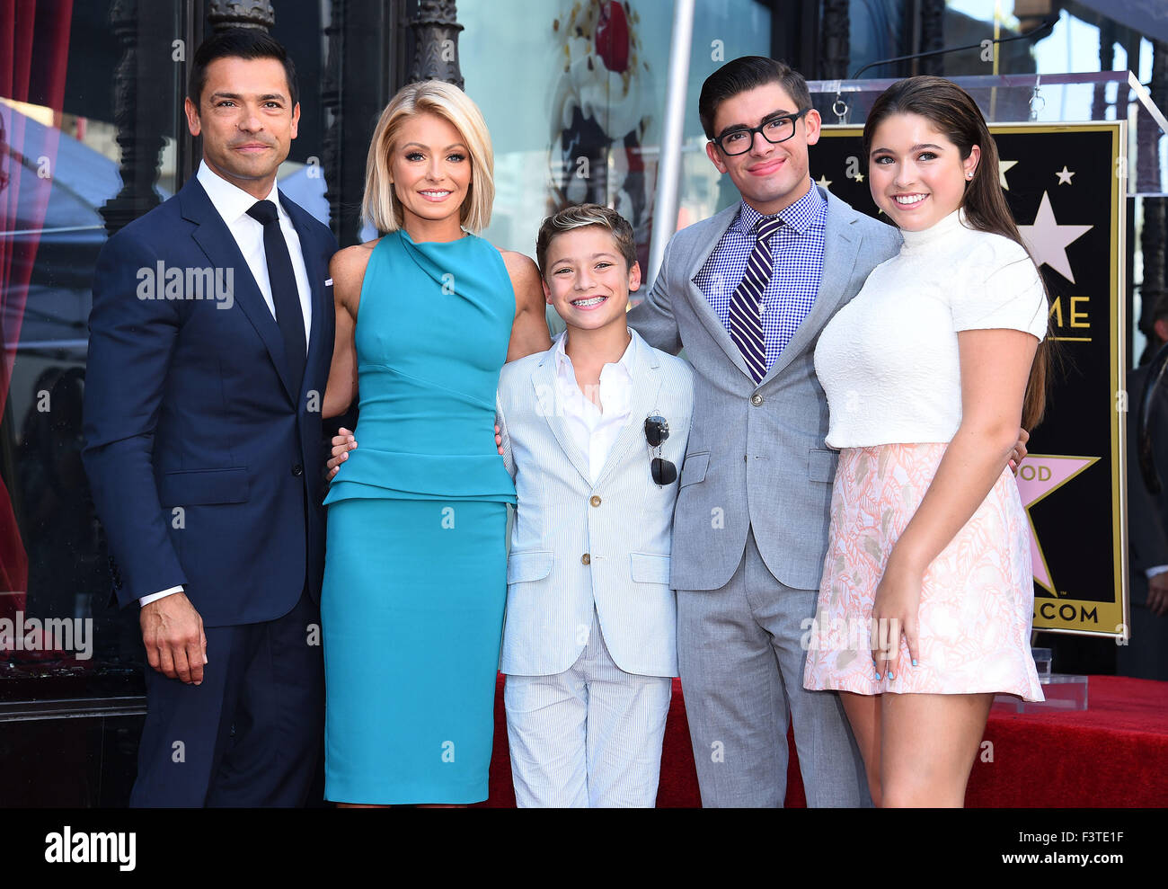 Hollywood, California, USA. 12th Oct, 2015. Kelly Ripa, Mark Consuelos ...