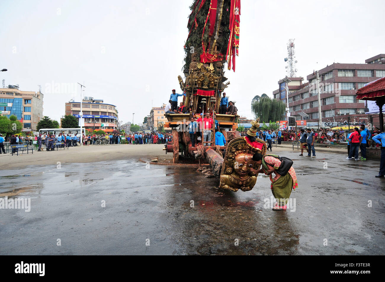 Kathmandu, Nepal. 12th Oct, 2015. Devotee offers respect towards ...