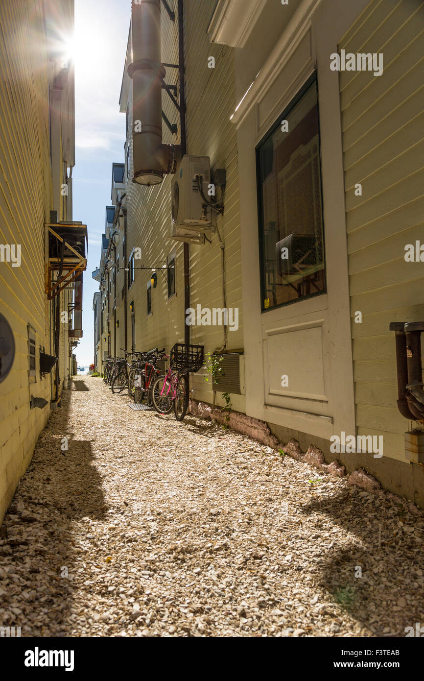 Narrow alley between houses hi-res stock photography and images - Alamy