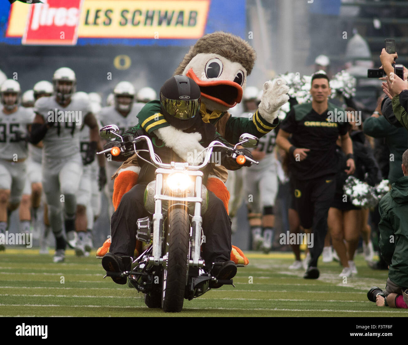 Double Overtime. 10th Oct, 2015. Oregon mascot Puddles takes the field ...