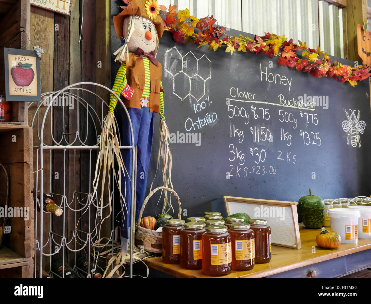 Honey on display with pricing in farmer's market Stock Photo - Alamy