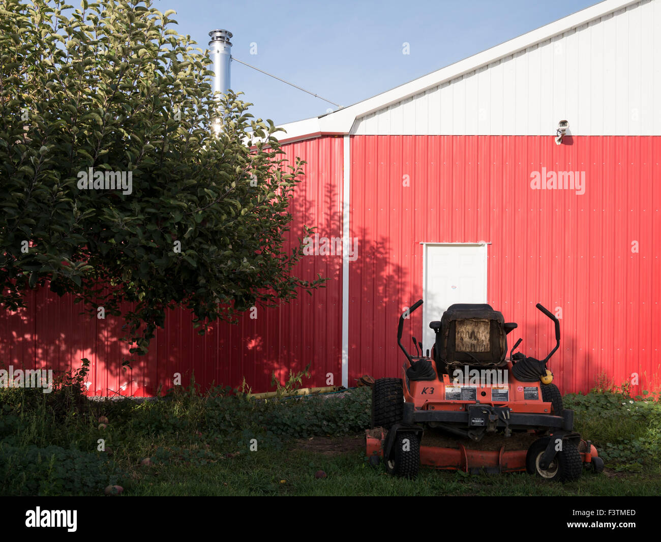 Barn in a farm Stock Photo - Alamy