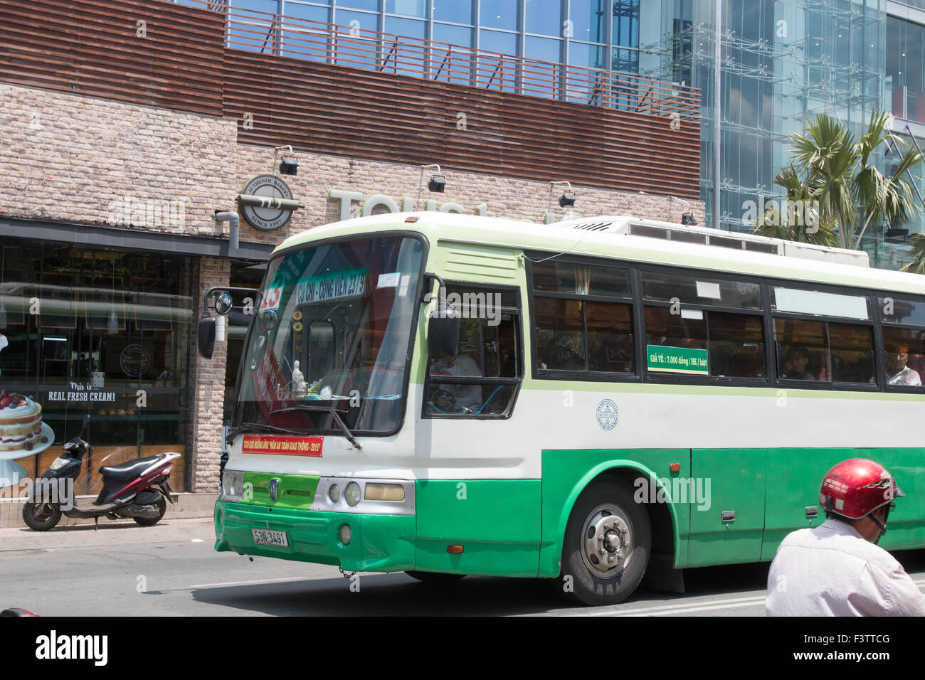 Green public transport hi-res stock photography and images - Alamy