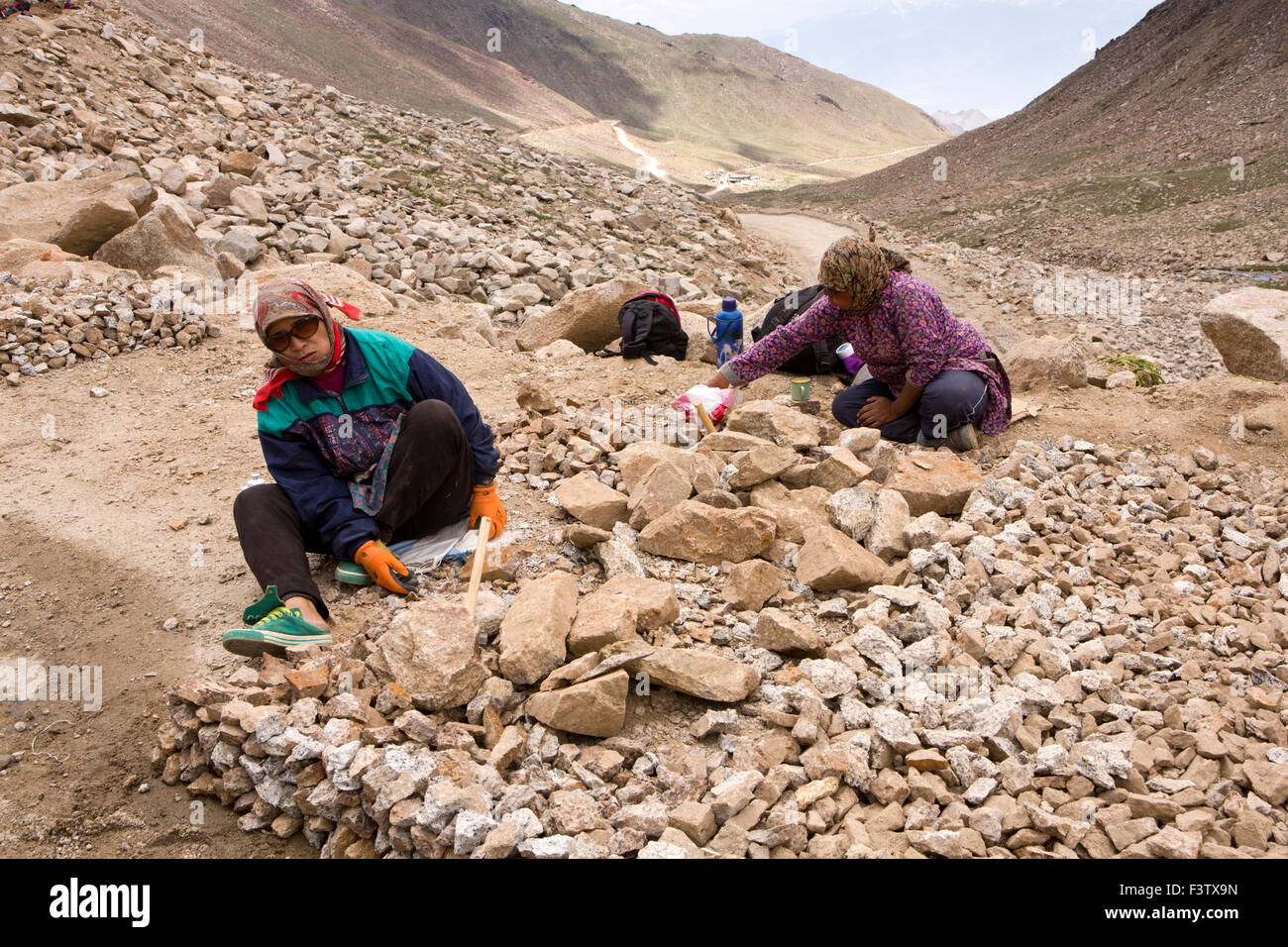 Women hard labor work danger hi-res stock photography and images - Alamy
