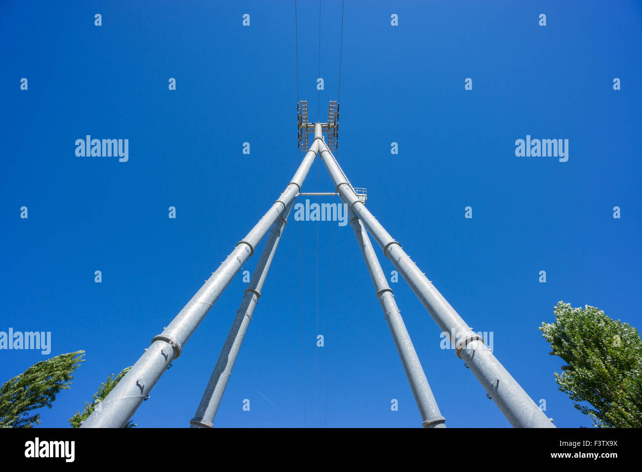Catenary wire hi-res stock photography and images - Alamy