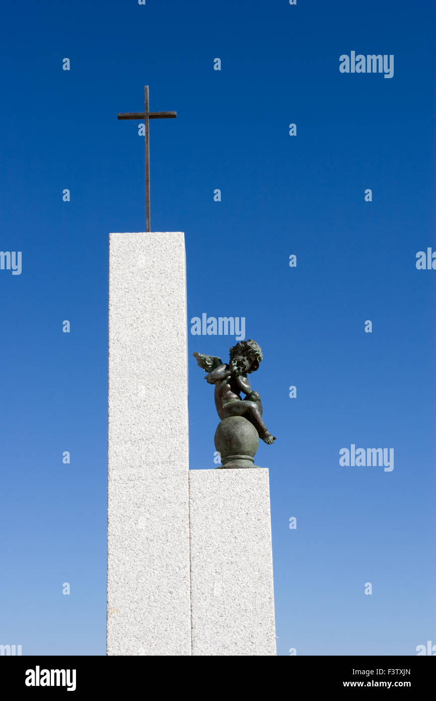 Angel statue in a graveyard Stock Photo - Alamy