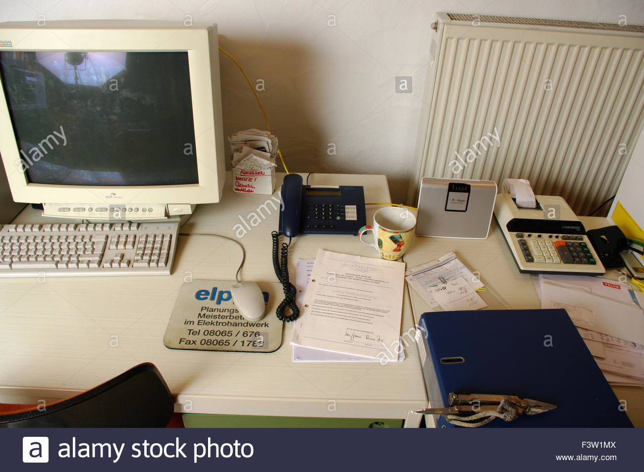 Home Office Old Fashioned Computer Stock Photos & Home Office Old ...
