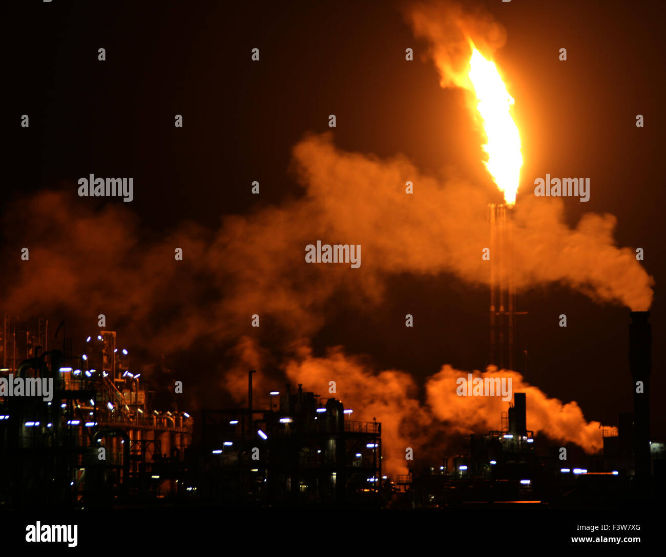 Burning Oil Tank Stock Photos & Burning Oil Tank Stock Images - Alamy