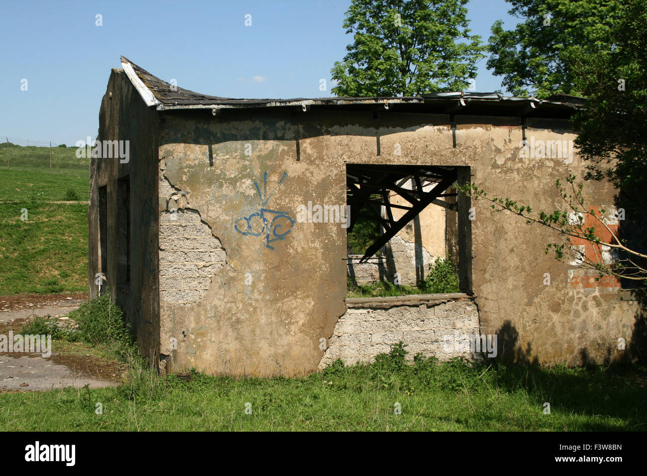 Old ramshackle buildings hi-res stock photography and images - Alamy