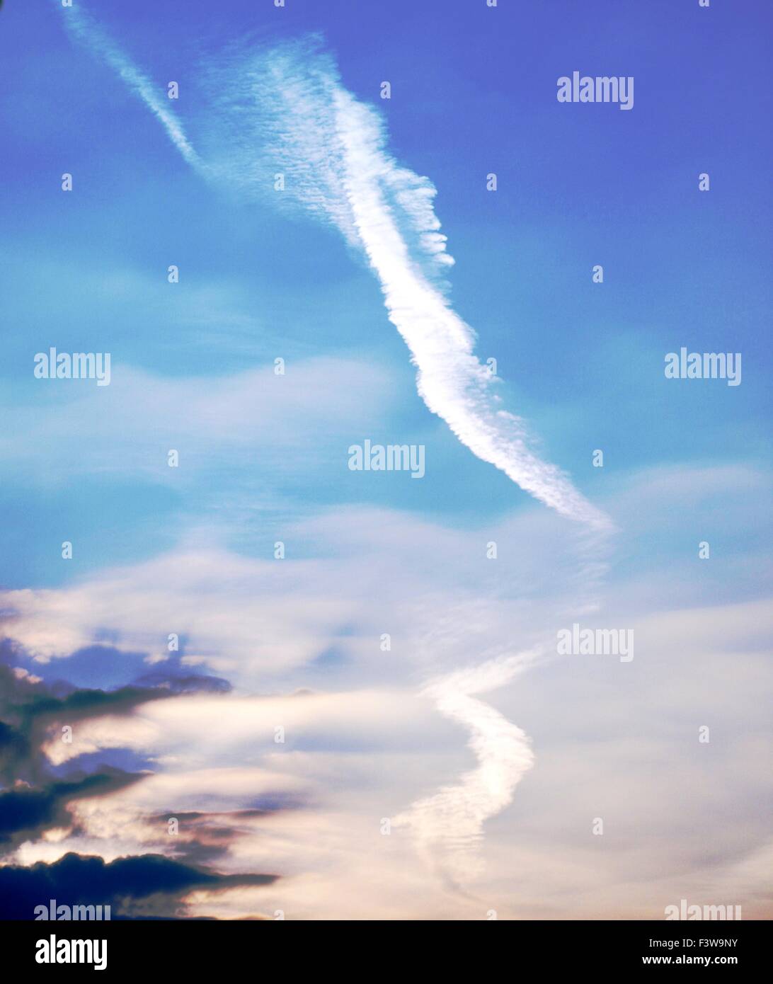 Contrail hi-res stock photography and images - Alamy