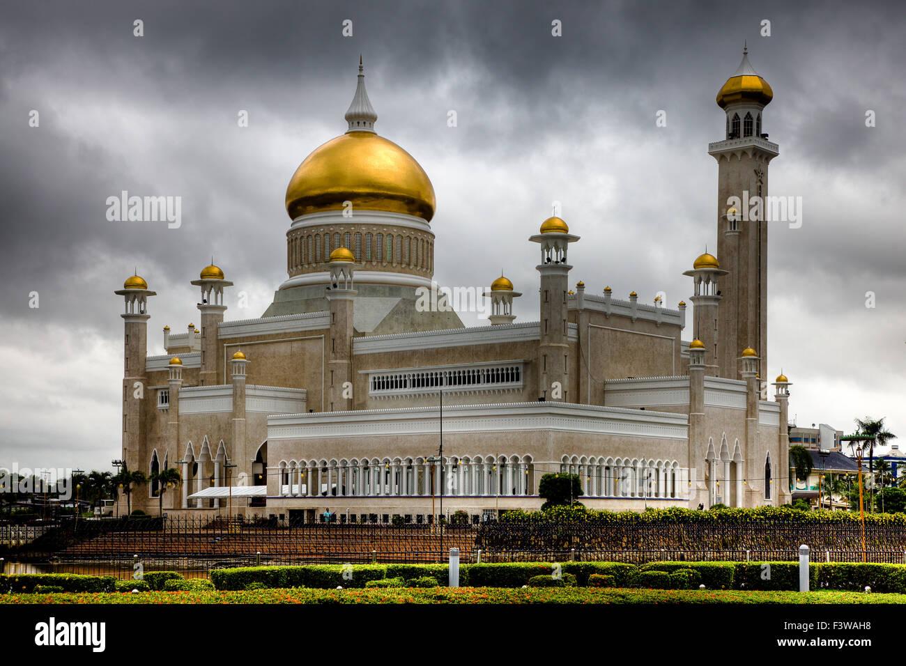 Sultan Omar Ali Saifuddin Mosque Stock Photo - Alamy
