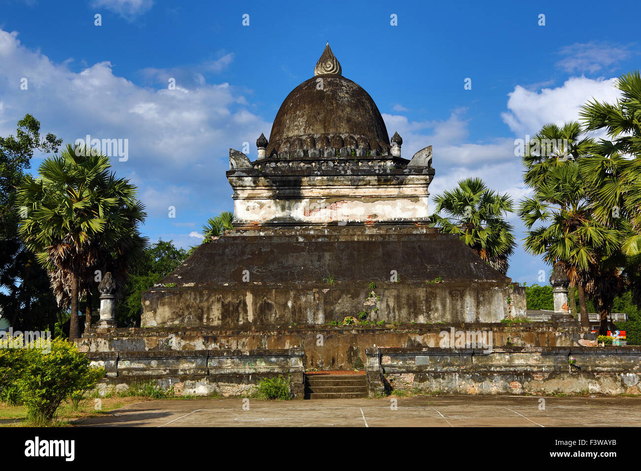 The That Makmo Stupa at Vat Visoun (aka Wat Wisunalat) Temple, Luang ...