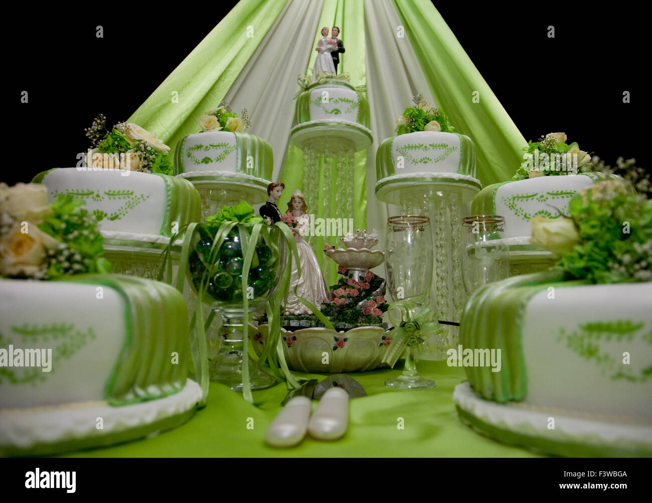 Gross cake hi-res stock photography and images - Alamy