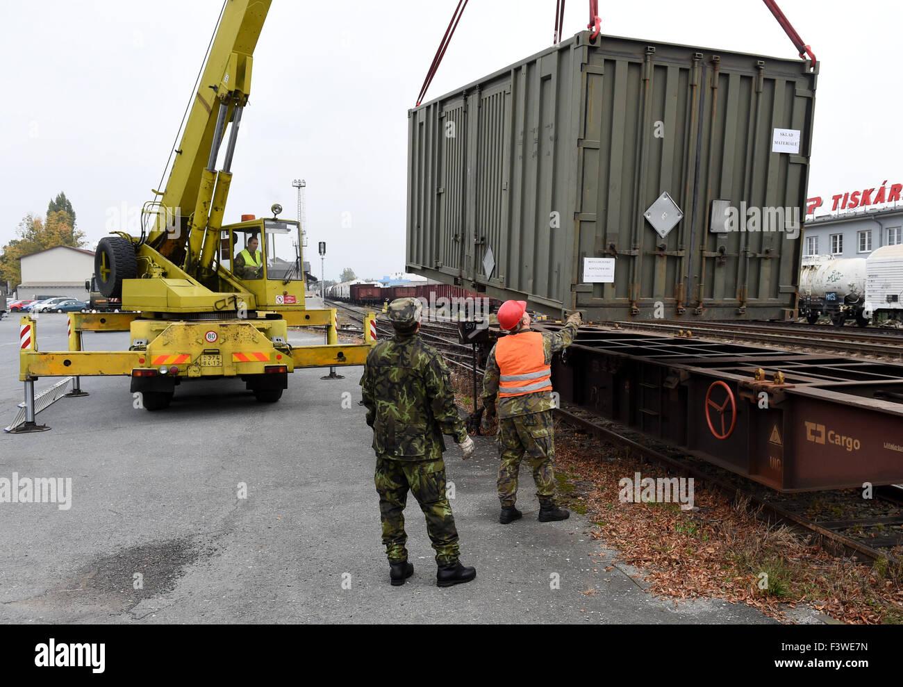 Olomouc, Czech Republic. 13th Oct, 2015. Czech engineering troops are ...