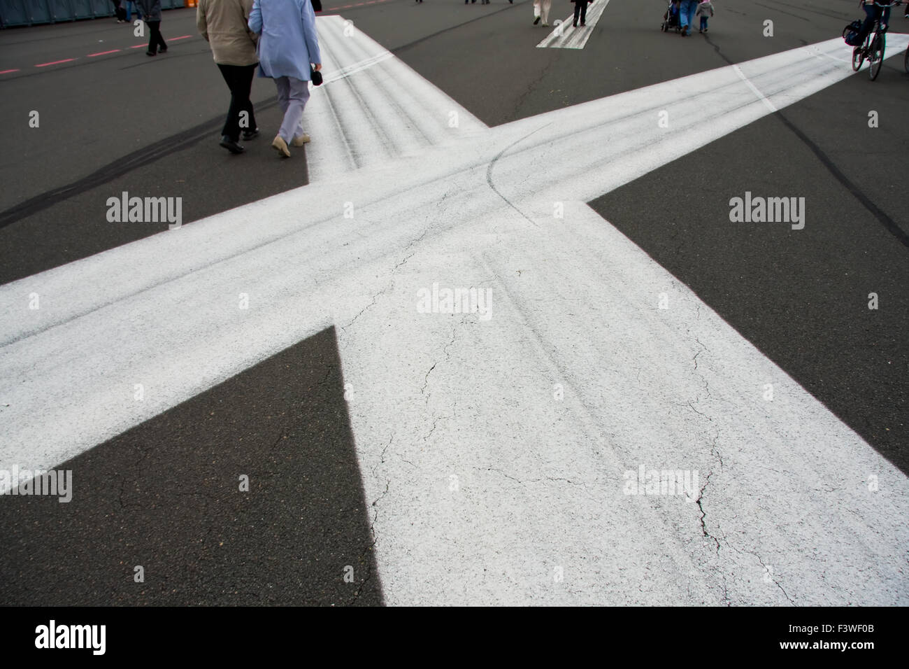 Pavement marking hi-res stock photography and images - Alamy