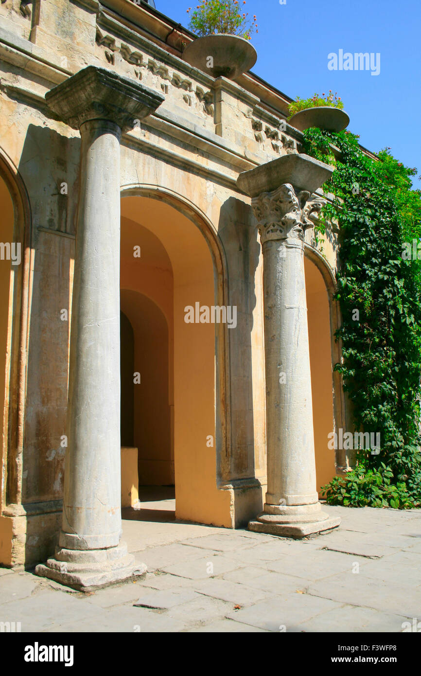 Old columns hi-res stock photography and images - Alamy
