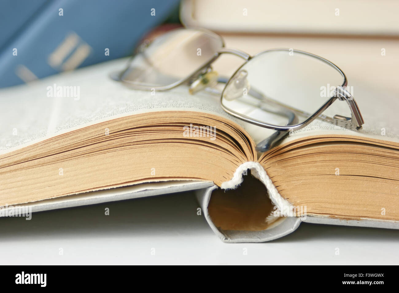 Large open book hi-res stock photography and images - Alamy