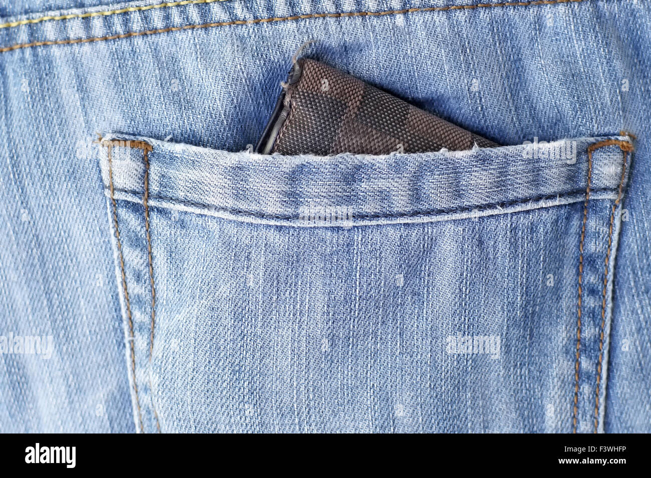 old wallet in back pocket blue jeans Stock Photo - Alamy