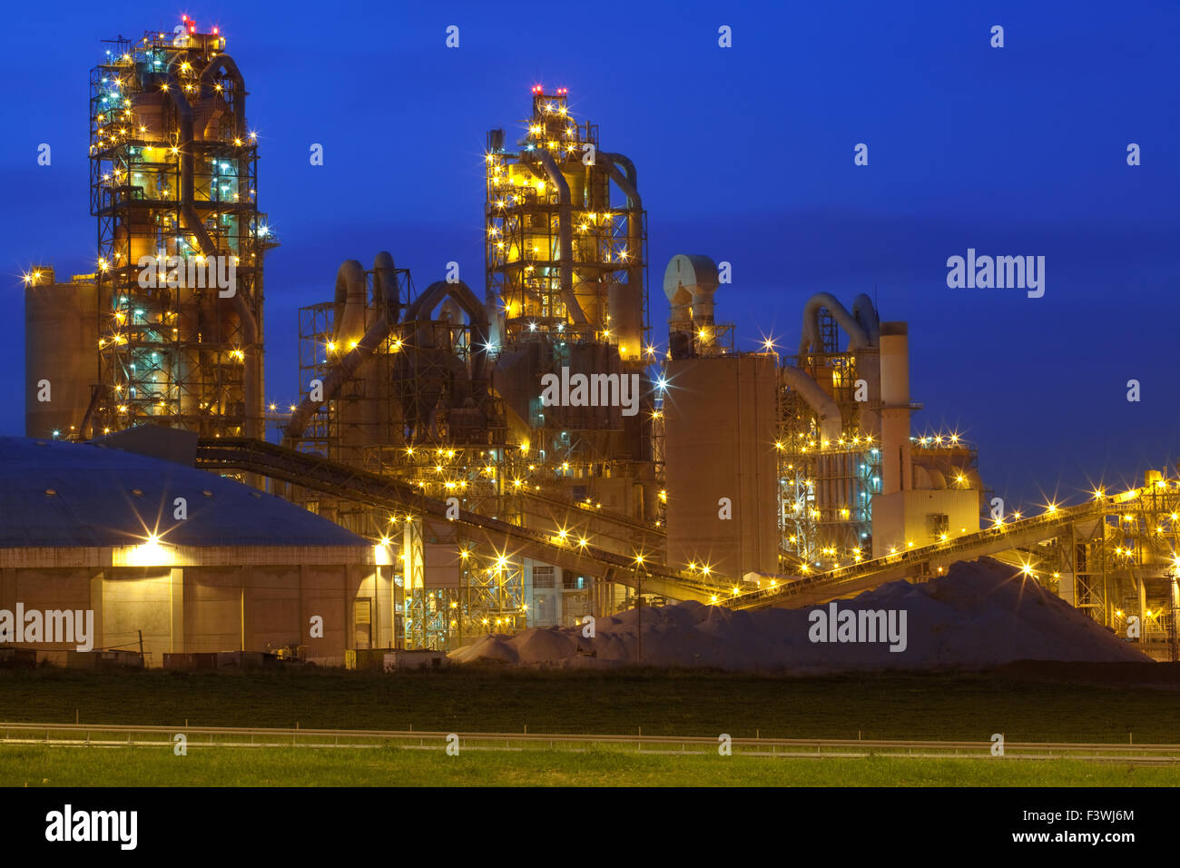 Factory / Chemical Plant At Night Stock Photo - Alamy