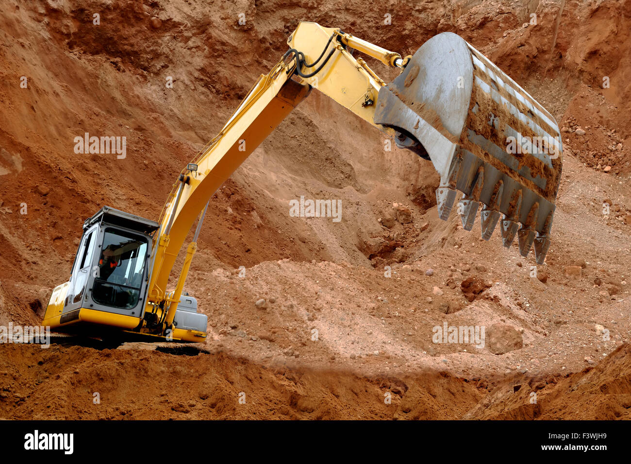 Excavator working in open pit hi-res stock photography and images - Alamy