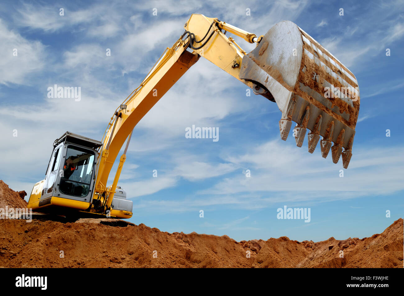 Excavator working in open pit hi-res stock photography and images - Alamy
