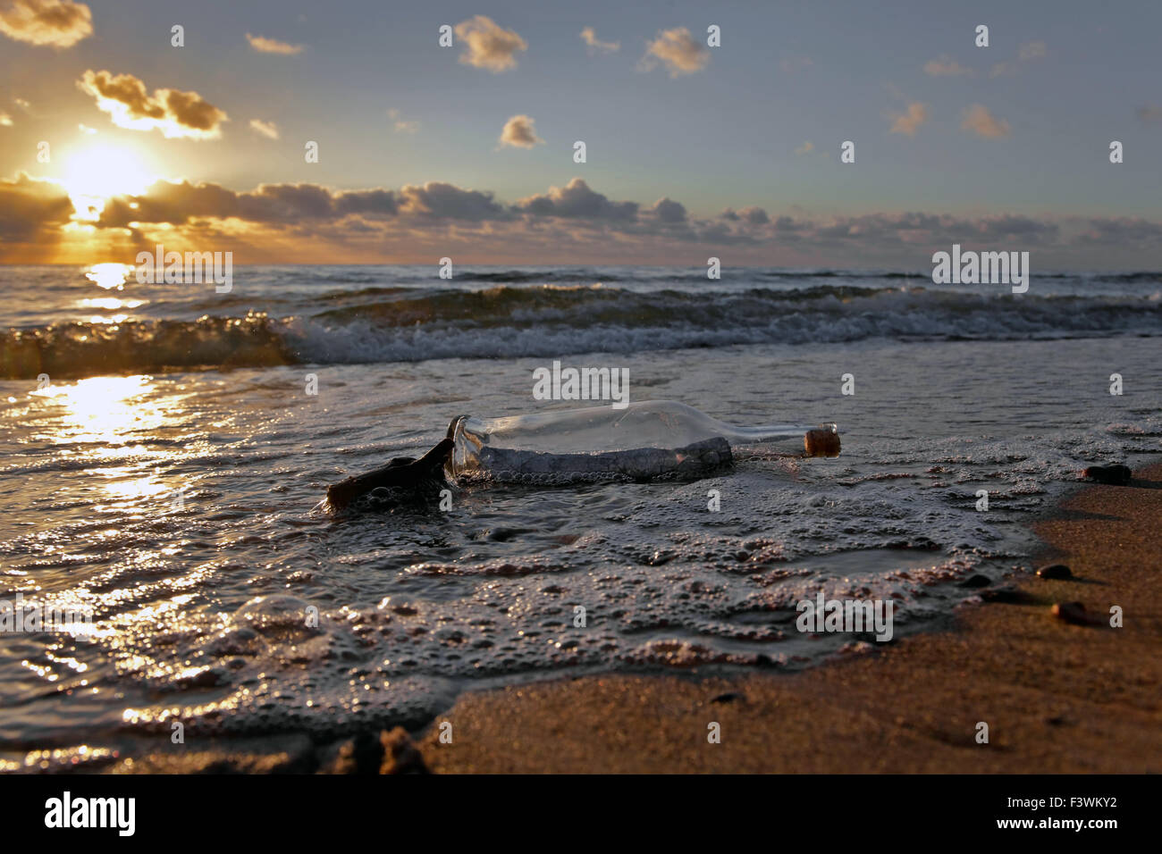 Flotsam junk hi-res stock photography and images - Alamy